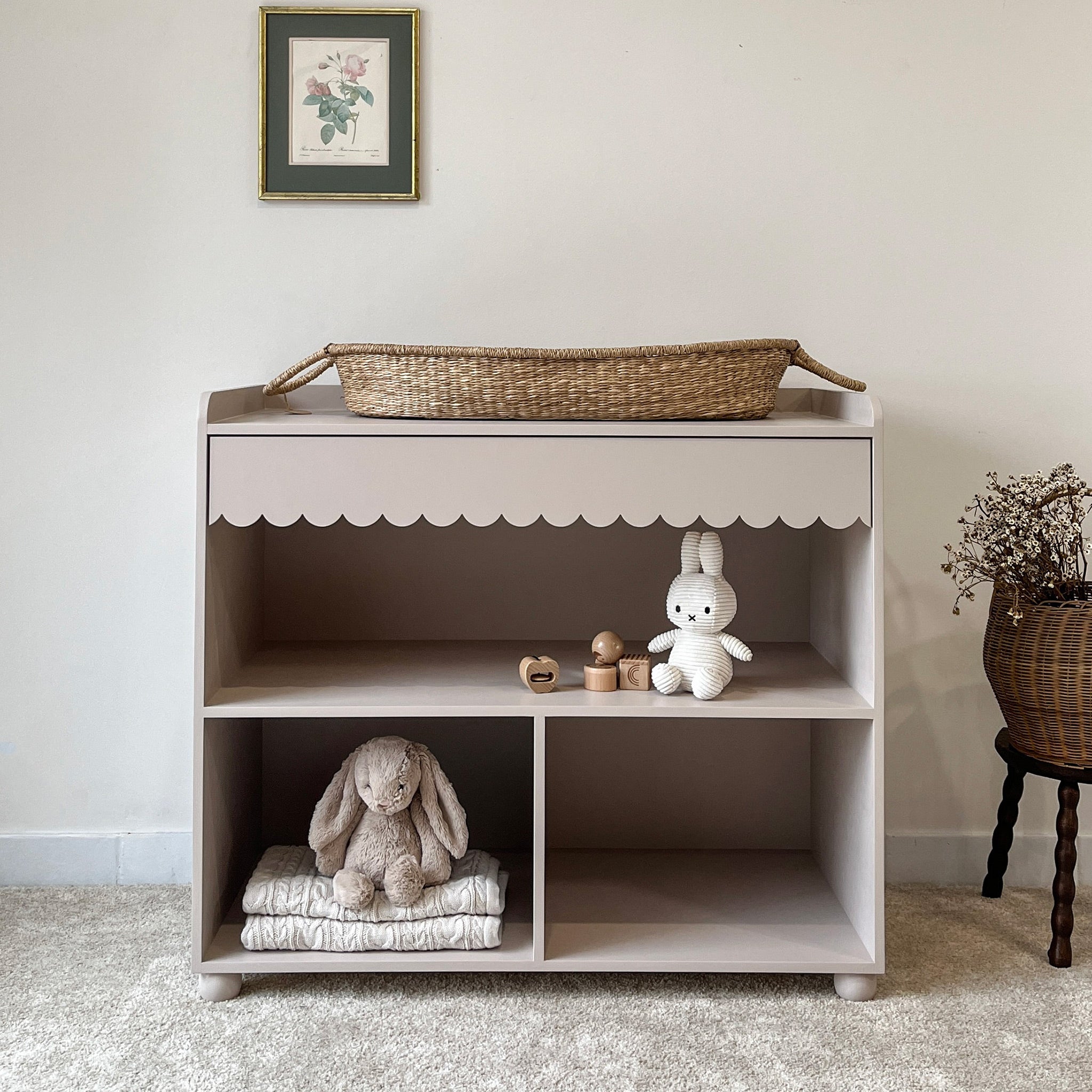 Scallop Change Table No.2 – J&Furniture