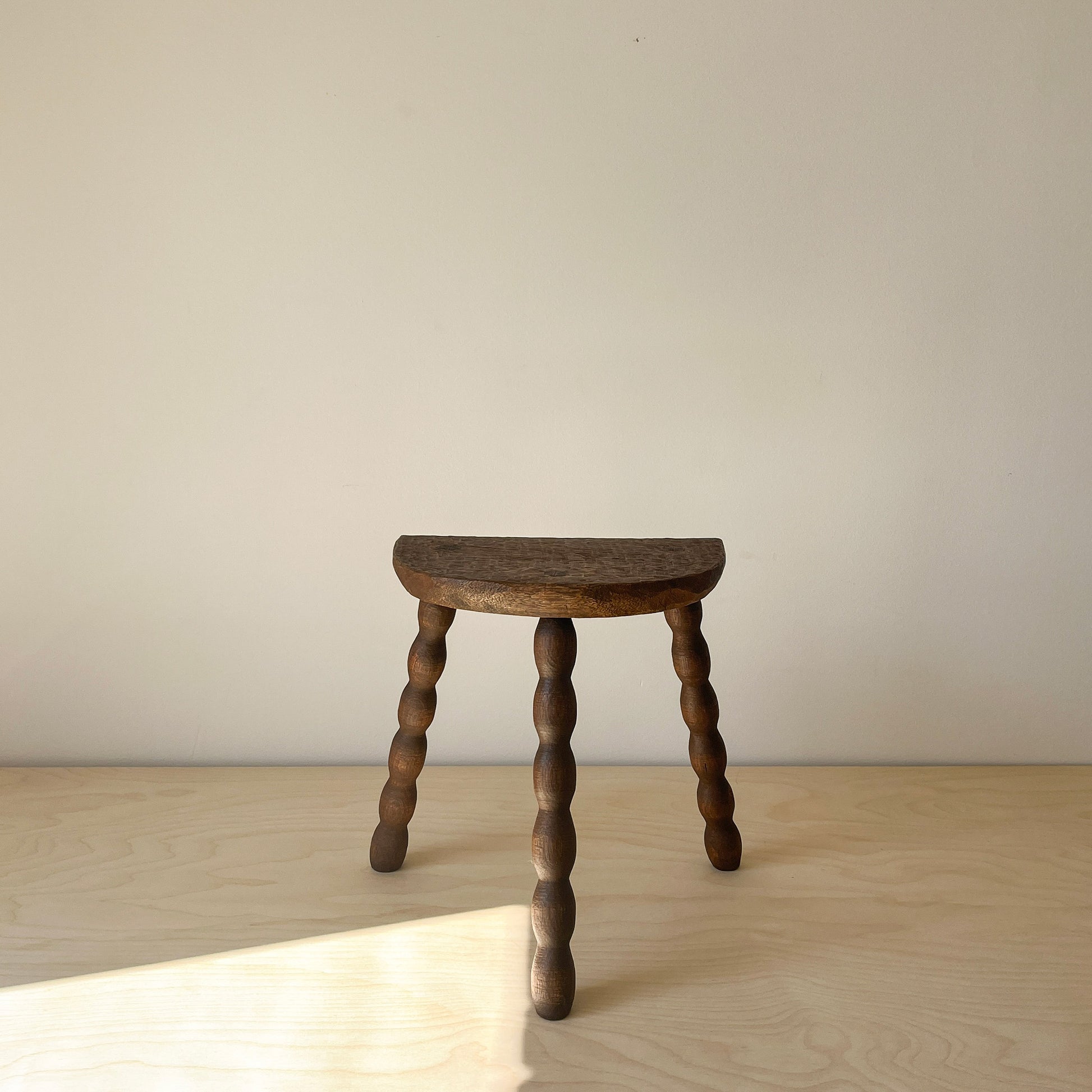 Demi-lune Bobbin Stool – J&Furniture