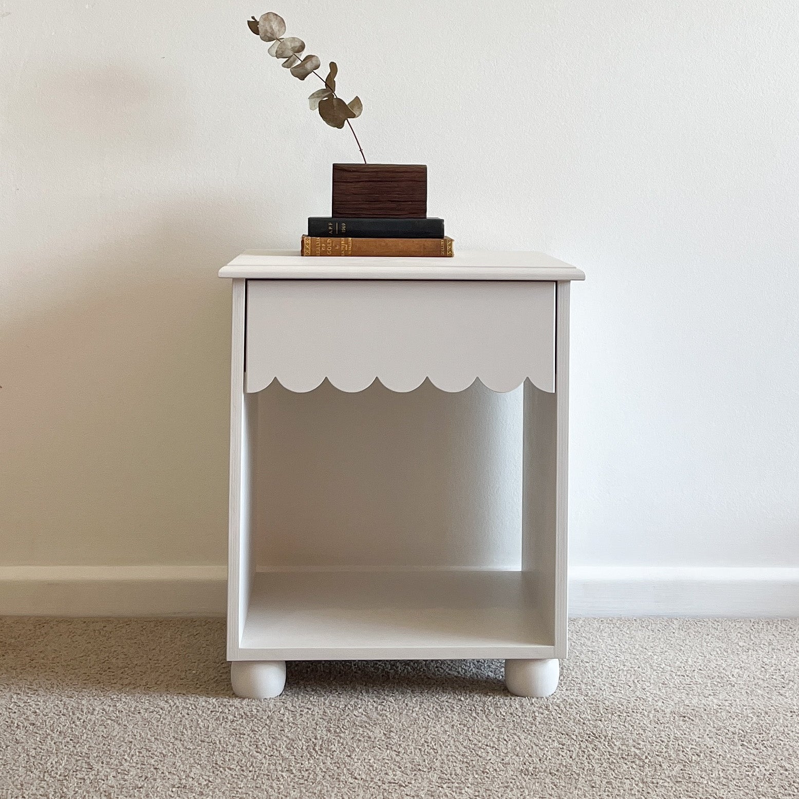 Scallop Bedside Table – J&Furniture