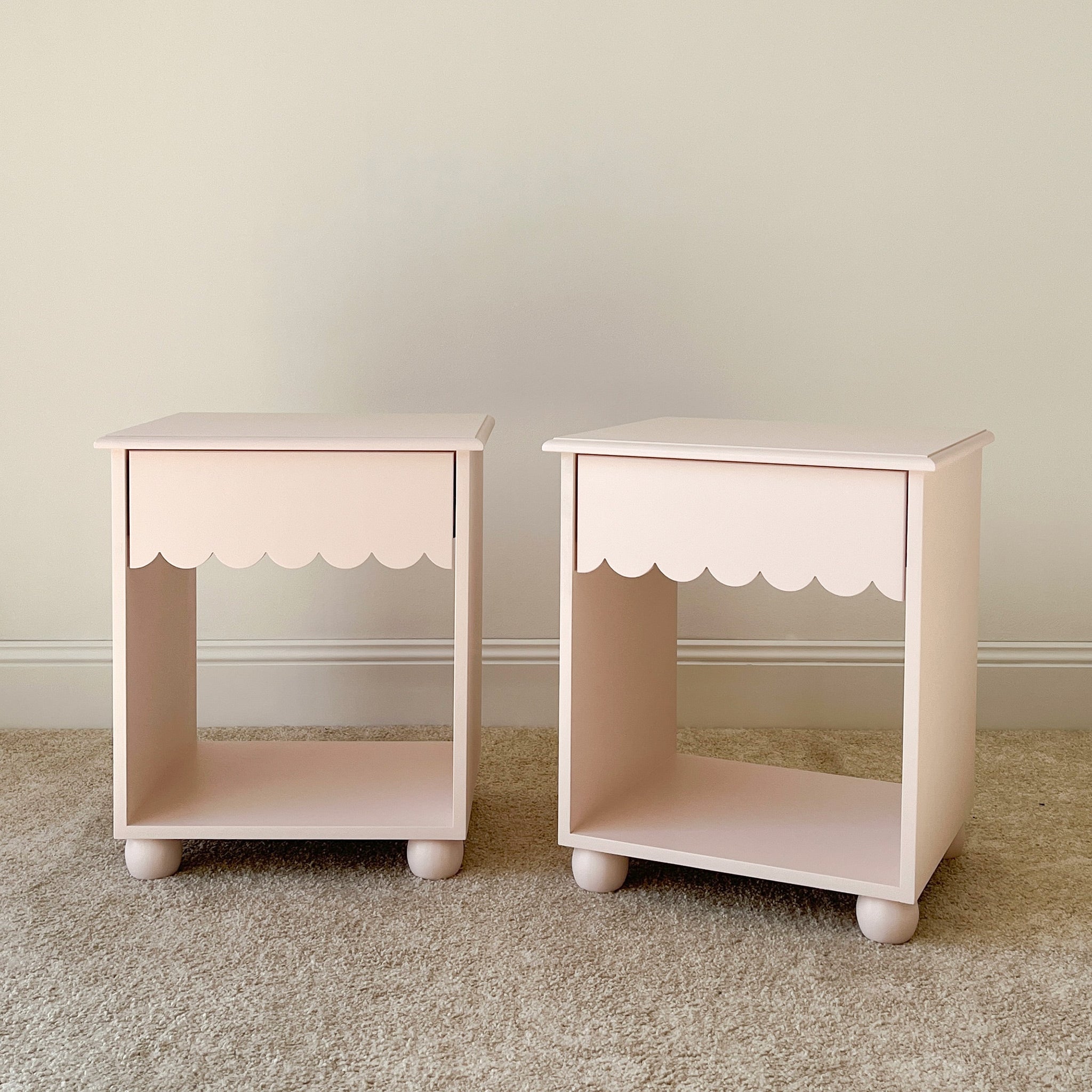 Scallop Bedside Table – J&Furniture